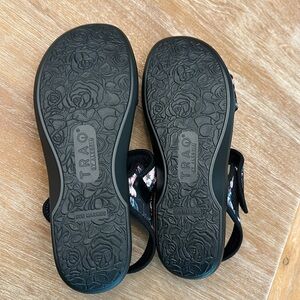 Traq by Alegria | Shoes | Traq Sandals | Poshmark
